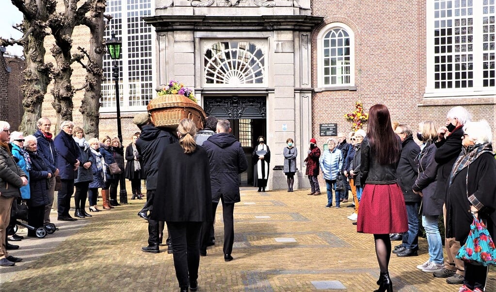 Veel belangstelling voor uitvaart beeldhouwer Frans Kokshoorn ... Veel belangstelling voor uitvaart beeldhouwer Frans Kokshoorn ...