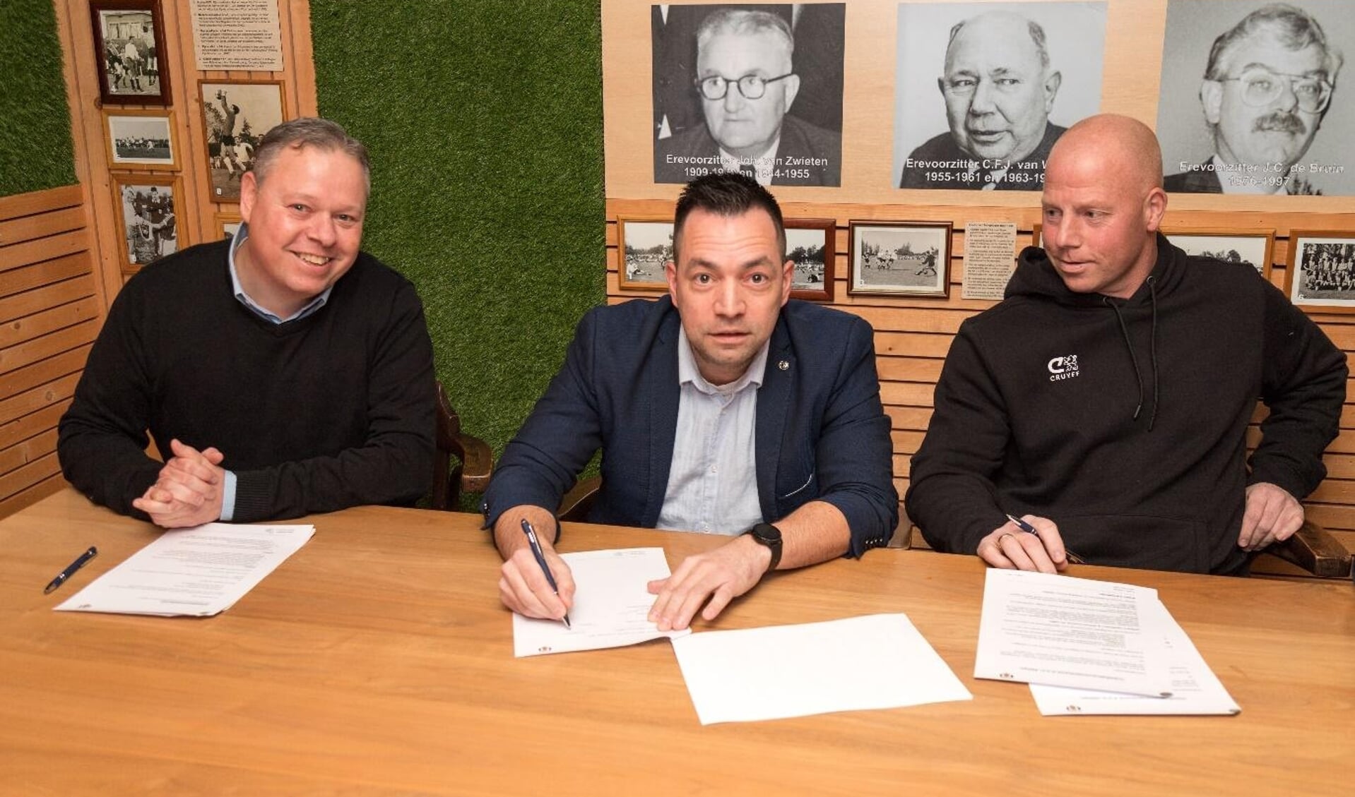 Chris Snatersen nieuwe trainer AVV Alphen: ‘verheugd met kind van de ... Chris Snatersen nieuwe trainer AVV Alphen: ‘verheugd met kind van de ...