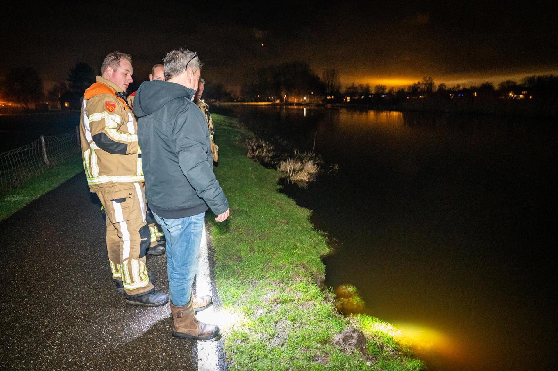 Dijkdoorbraak aan de Kade in Zevenhoven door hoge waterstand | Rodi Dijkdoorbraak aan de Kade in Zevenhoven door hoge waterstand | Rodi