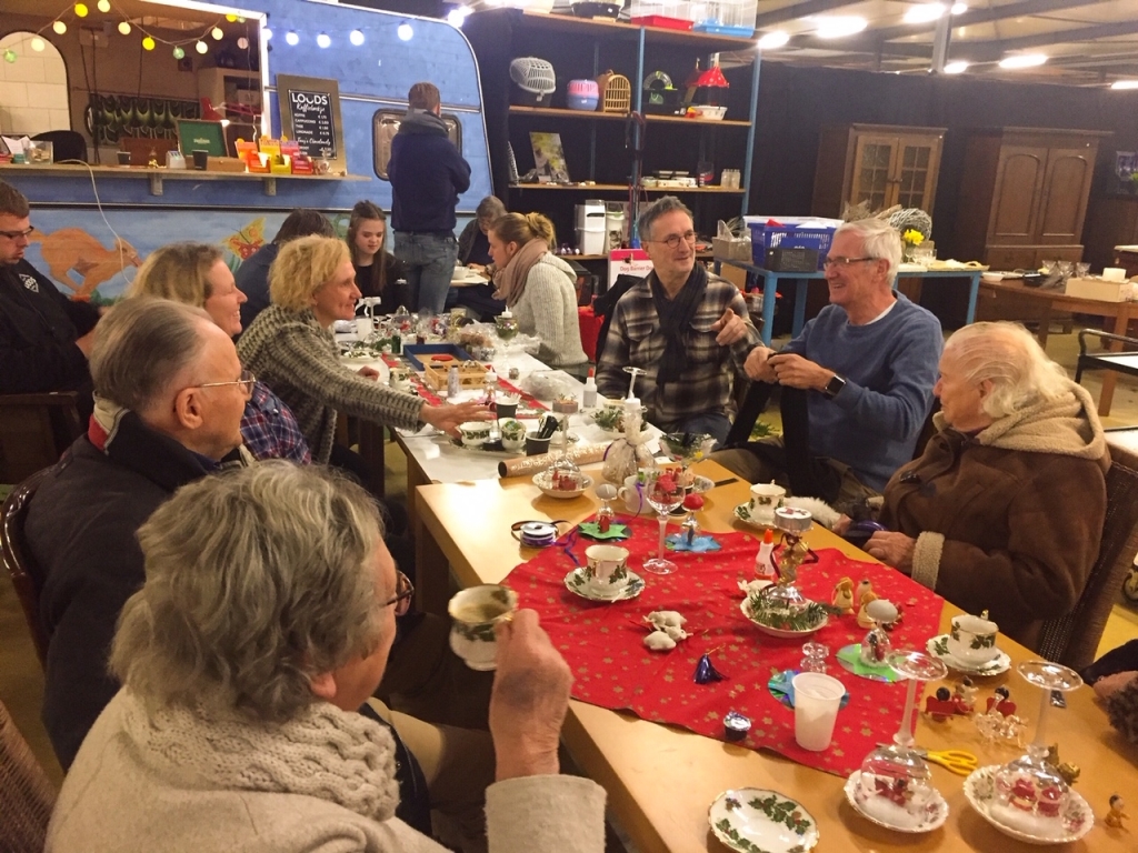 Zorgboerderij het Middelpunt maakt kerststukjes bij Loods Wageningen ... Zorgboerderij het Middelpunt maakt kerststukjes bij Loods Wageningen ...