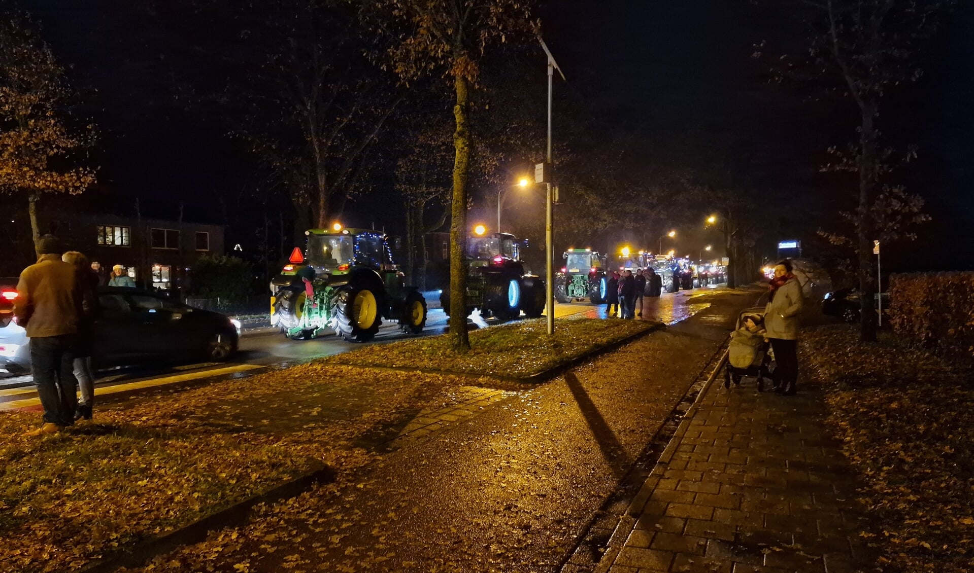 Feestelijke lichtjestocht rijdt toeterend richting kerst - Nieuwsblad ... Feestelijke lichtjestocht rijdt toeterend richting kerst - Nieuwsblad ...