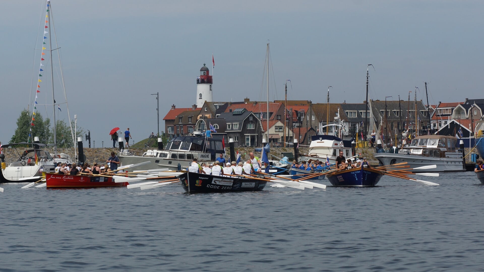 Sloepen roeien om het hardst rond vuurtoren - Nieuws uit Urk Sloepen roeien om het hardst rond vuurtoren - Nieuws uit Urk